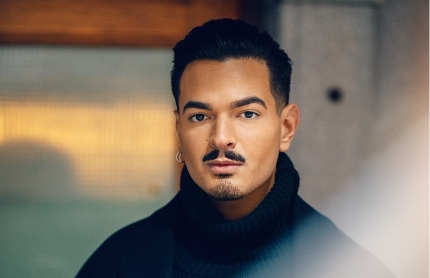 Han gör podd om religiösa sekter