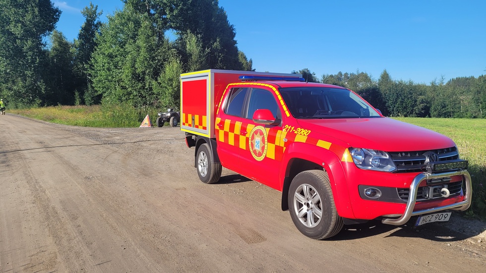 Kvinna föll av häst och blev påkörd – flyttad till IVA