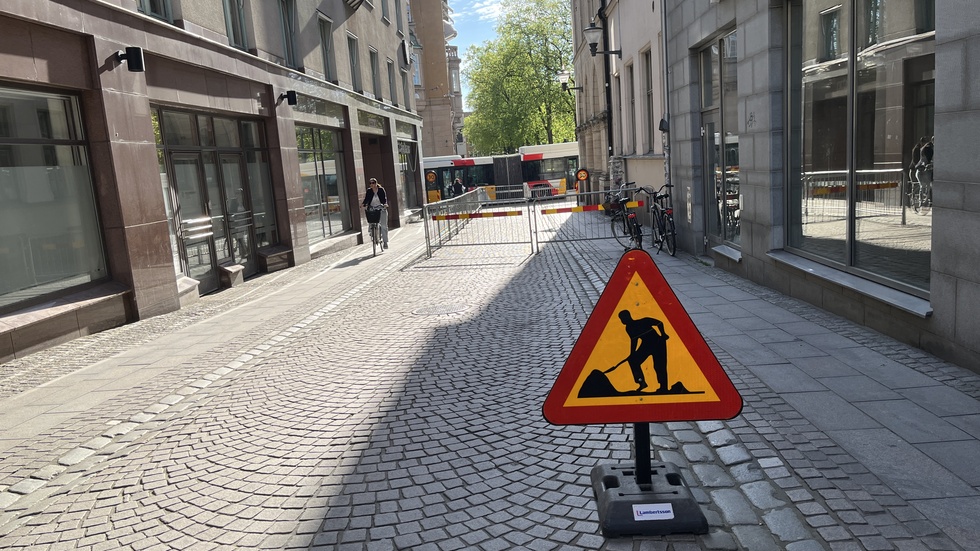 Därför kör Tekniska verken runt med liftar i centrala Linköping