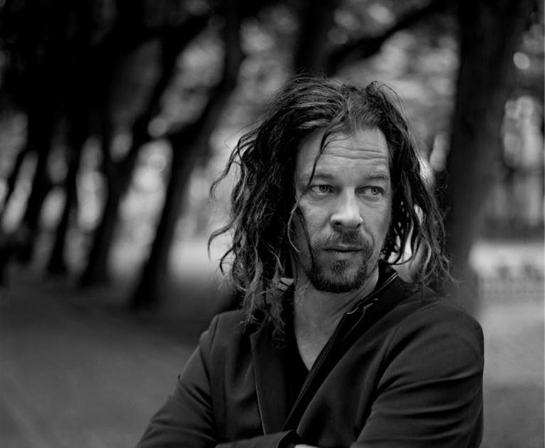 Bob Hansson: Det sista vi har är våra kroppar - en roman om kärlek och krig