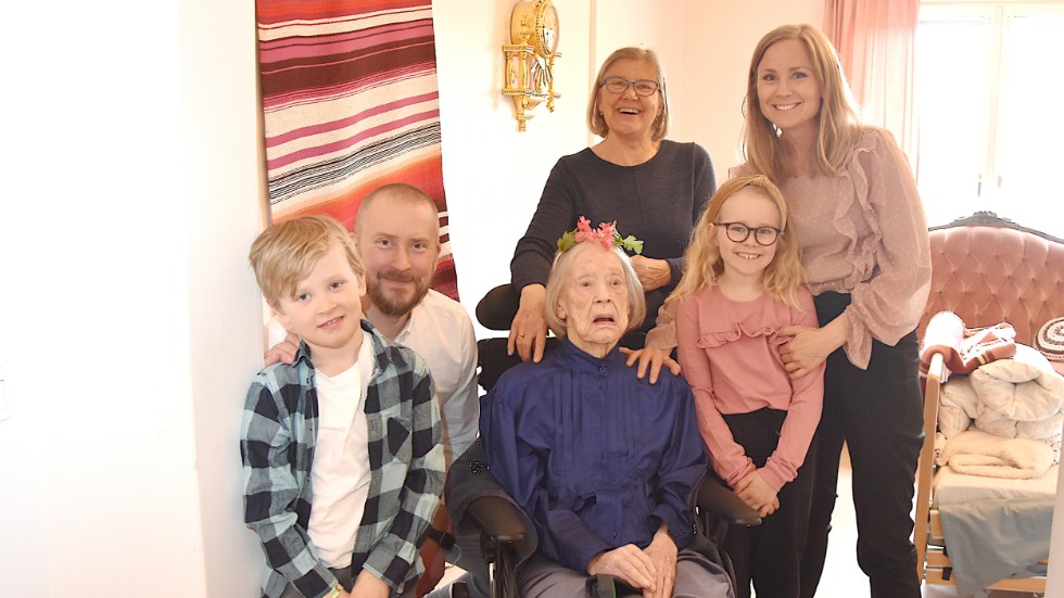 100 skäl att fira Esther • ”När man fyller 100 måste man få tårta”