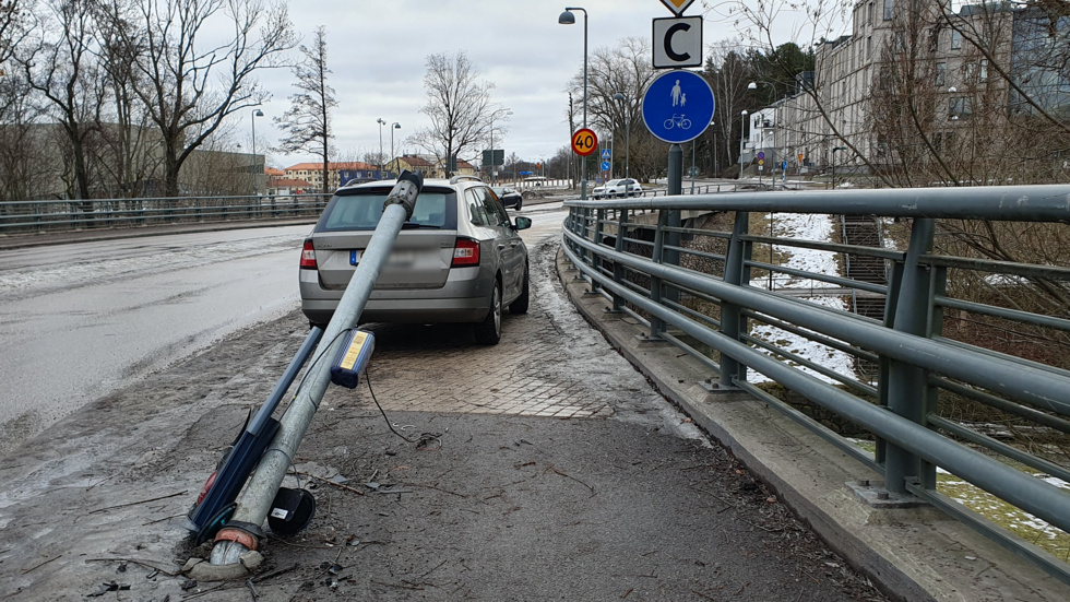Full man körde in i stolpe och smet – bilen kvar mitt i gångbanan