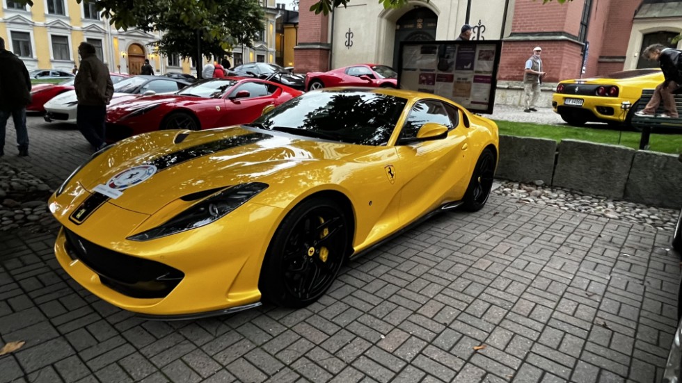 Se Ferraribilarna som samlades i stan