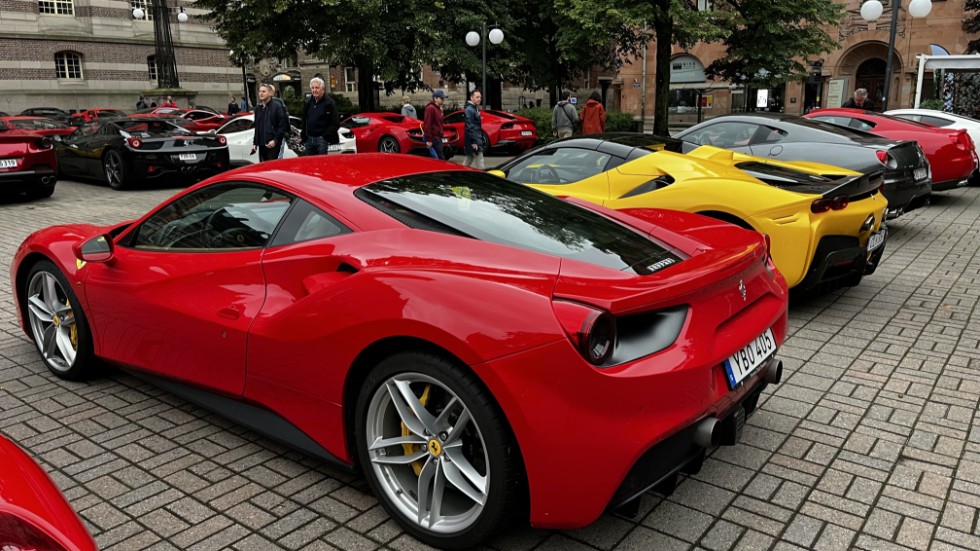 Se Ferraribilarna som samlades i stan