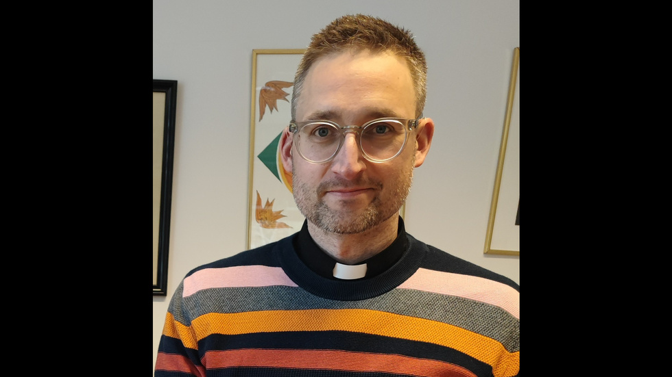 Otäcka upptäckten: Korsfäst duva satt uppspikad på kyrkans port