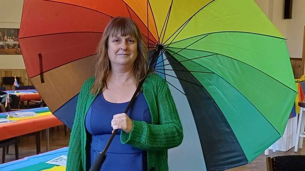 Regnbågsflaggor revs ner och eldades utanför kommunhus