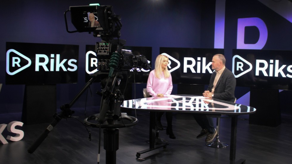 Östgötska programledarna når miljontals tittare från SD:s tv-studio ...