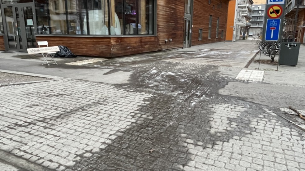 Omfattande vattenskador i lägenheter och restaurang