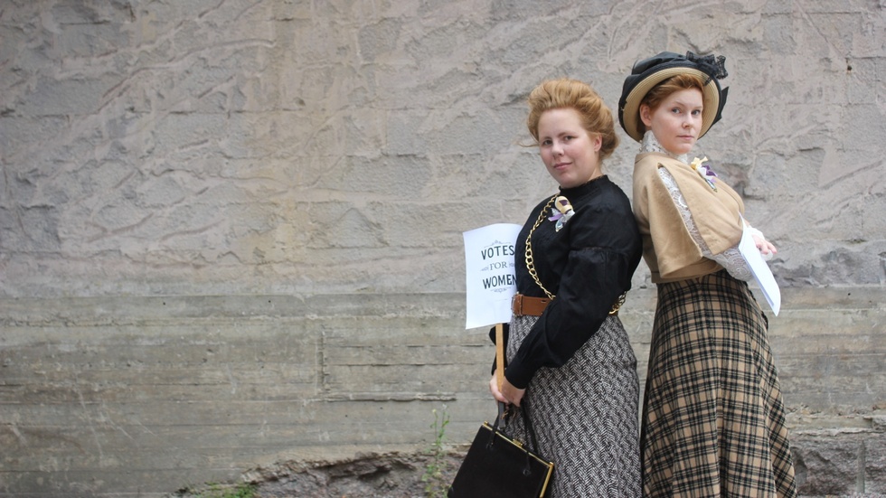 "Myt att korsett är obekvämt": Åsa syr upp gammaldags modekläder