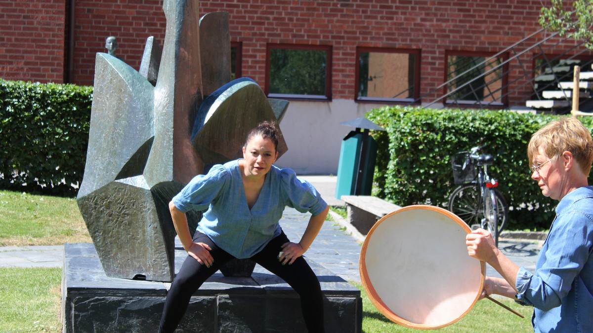 Dansen tolkar konsten i Skulpturparken