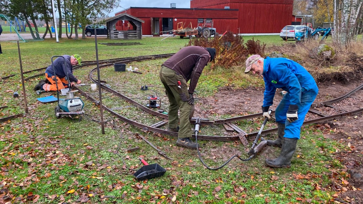 Här bygger de järnväg vid idrottshallen • Allt fler på orten engagerar ...