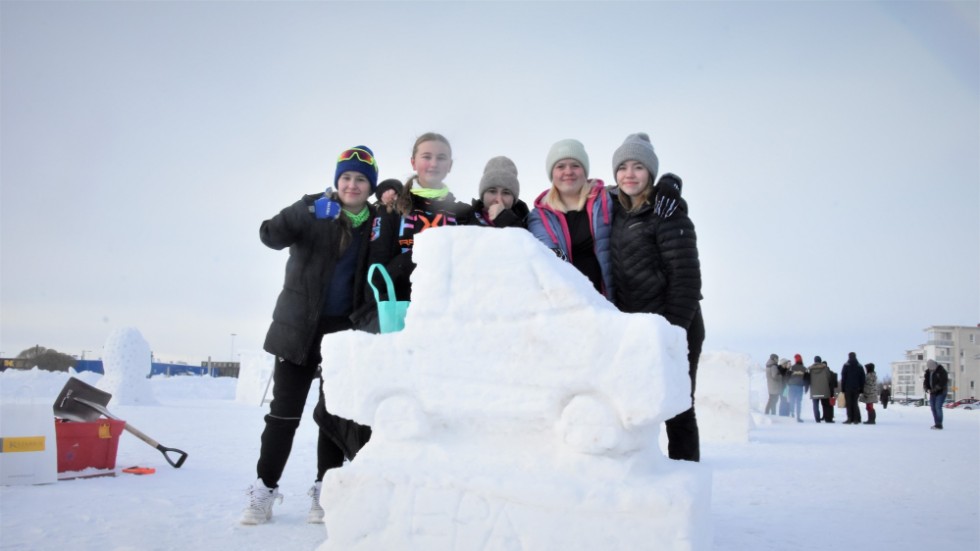 Vinnarskulptur med språkligt tema