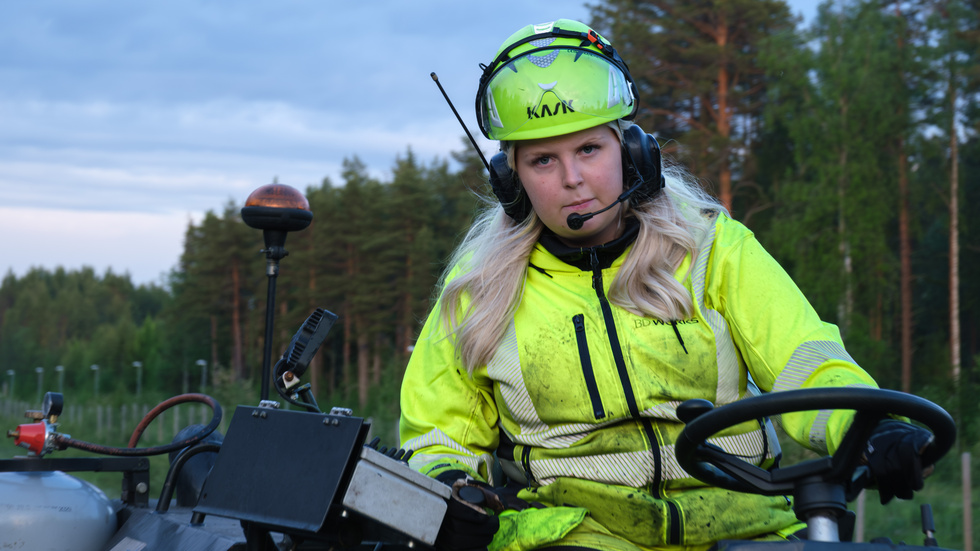 Emmelie, 21, förverkligade en dröm – lägger asfalt nattetid