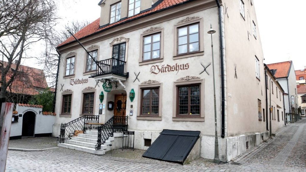 Kungavännen Taube köper grotta och värdshus på ön
