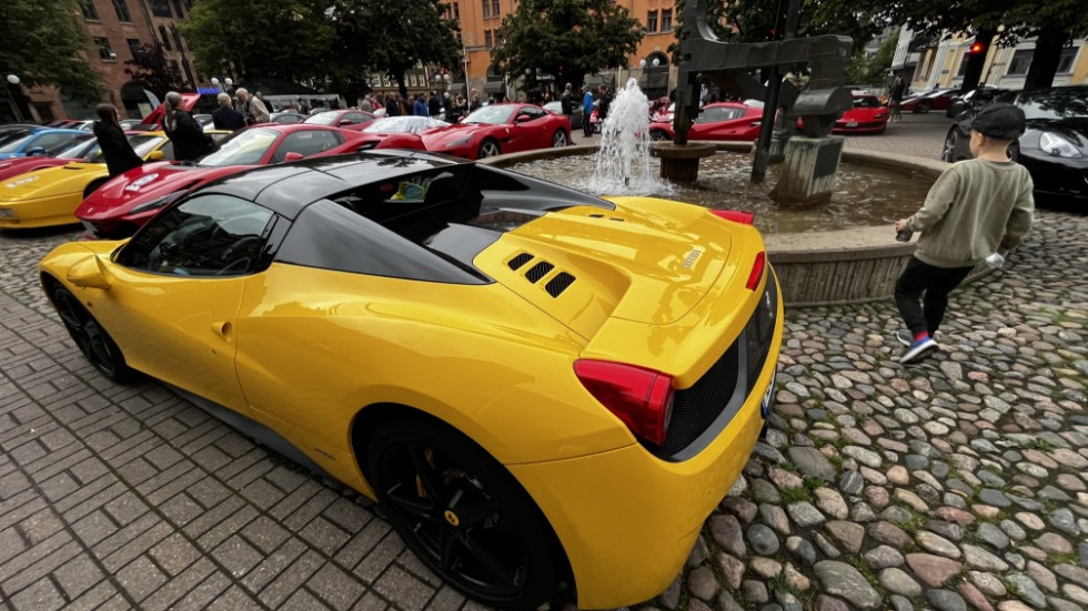 Se Ferraribilarna som samlades i stan