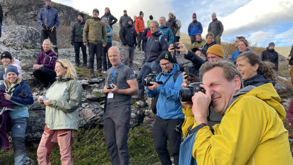 Här skriver de på klimatprotokollet: "Känns mäktigt"