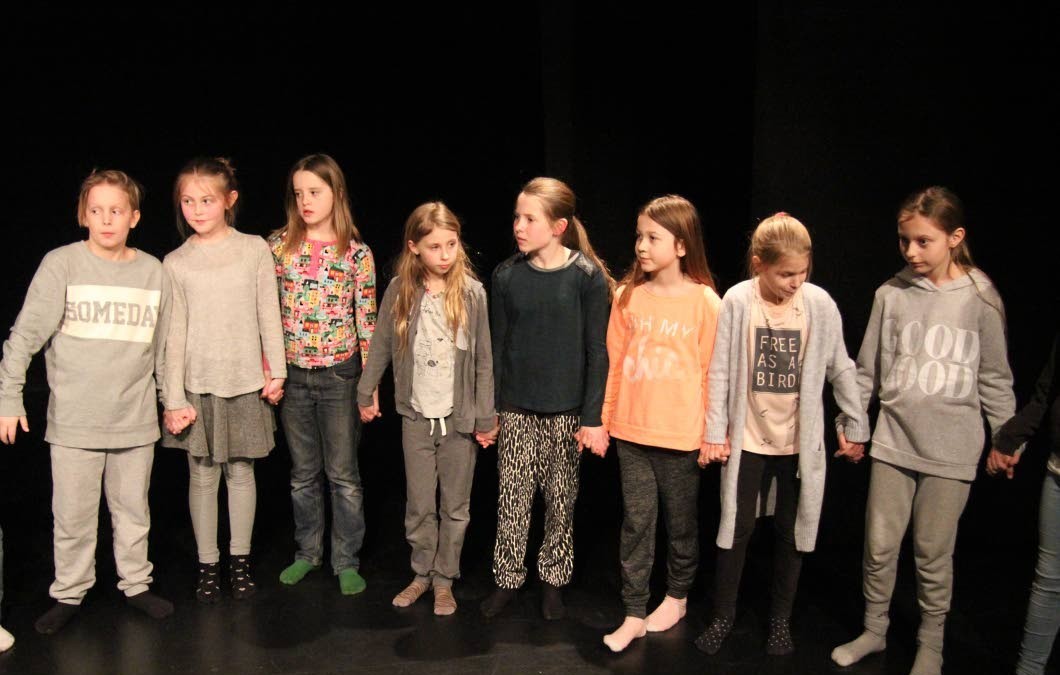 Många barn på scen