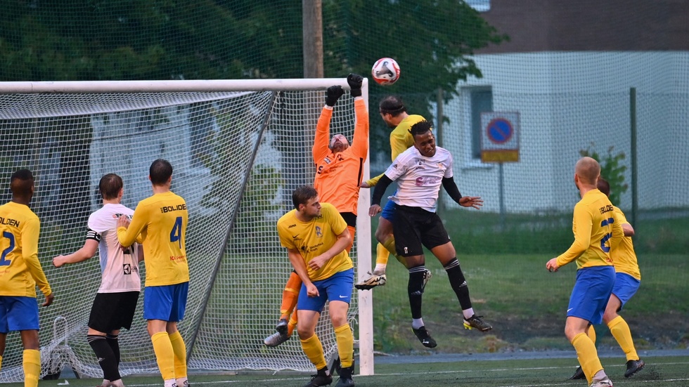 BILDEXTRA: Vild glädje och närkamper – se bilder från derbyt