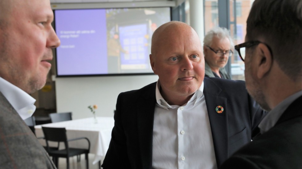 Direktören tackades av med fest – fick mängder av presenter