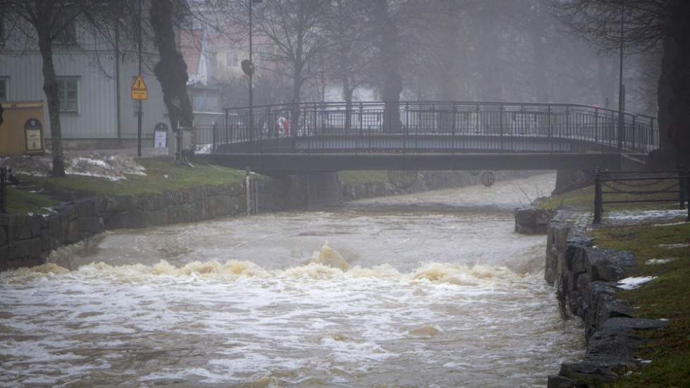 Vattnet brusar och läget är ansträngt • Nattligt arbete för att rädda ...