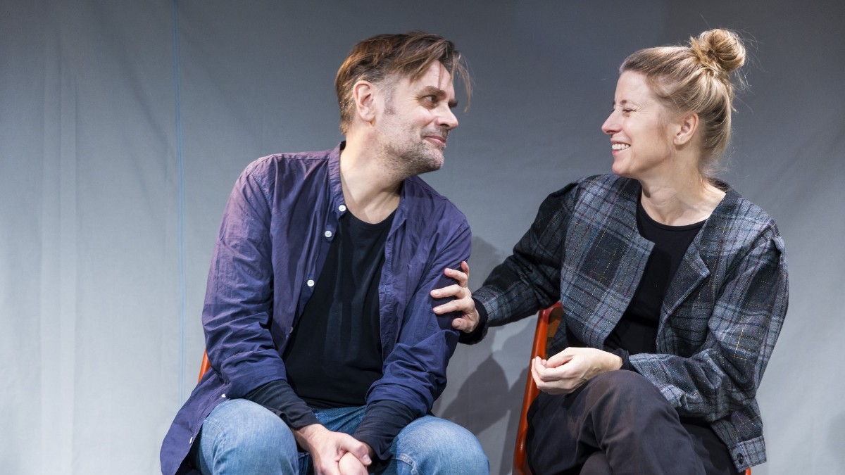 Absurt och fullmatat om ett kollektiv på 70-talet