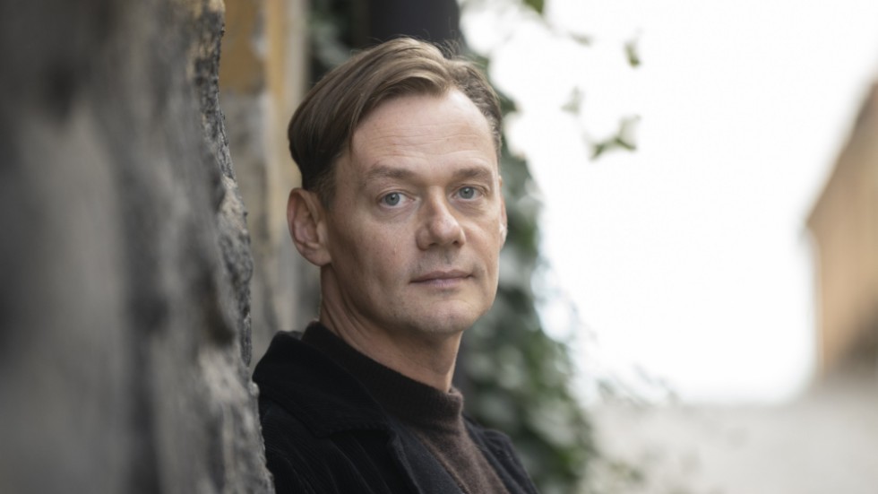 Han debuterar om storpolitiska konspirationer