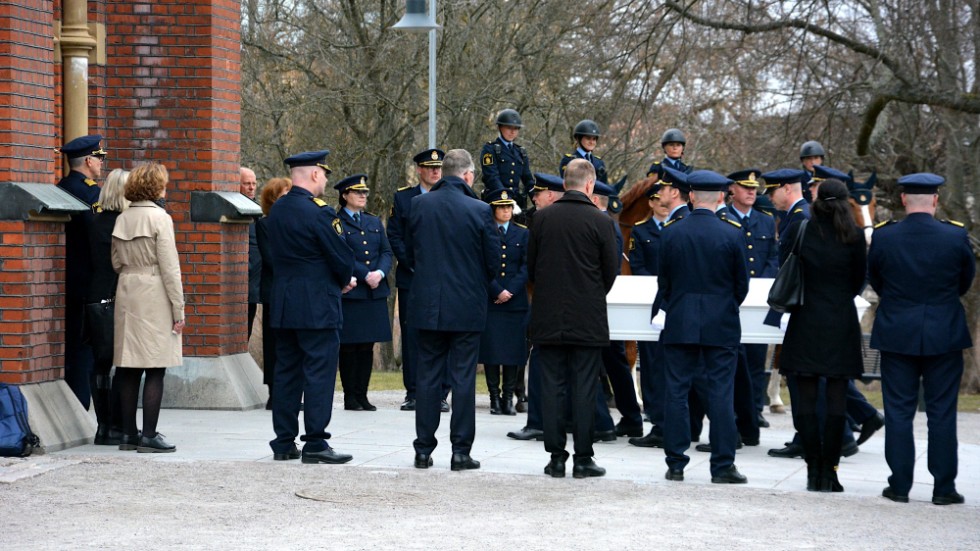 Många poliser på plats under Mats Löfvings begravning
