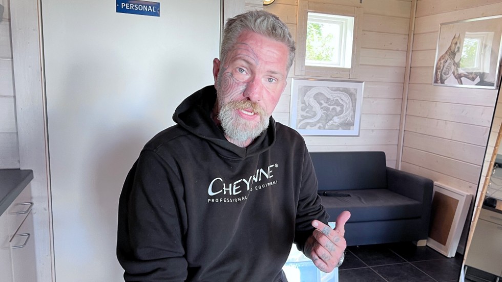 Tatuerare i USA och skurk på film – Nu startar Max egen studio i Ödeshög