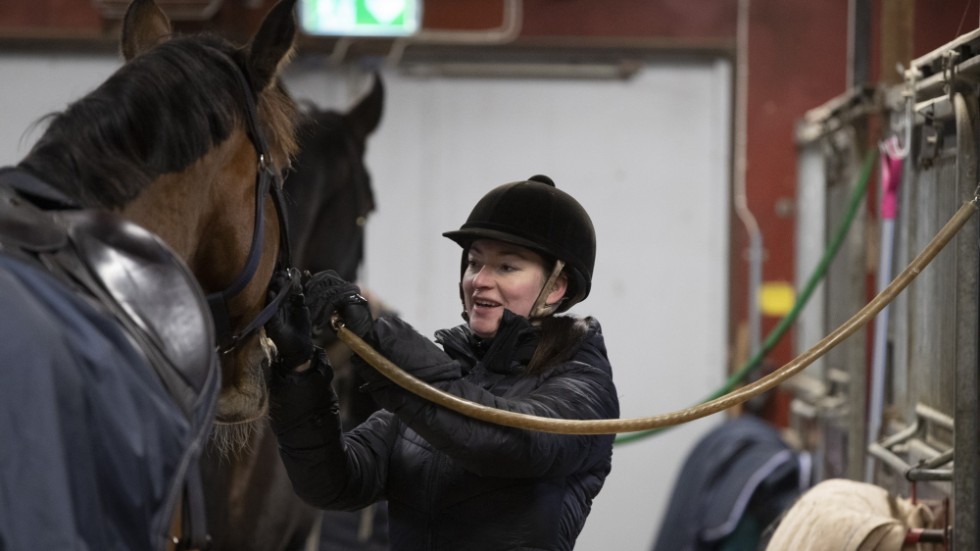 Ryttaren Jenny Enbom vill att bilförare visar respekt: "Inte bara för ...