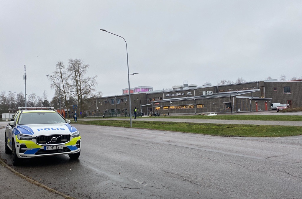 Polisen genomsöker Mariebergsskolan efter bombhotet ...