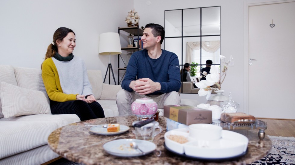 De måste resa till fastlandet för att förnya uppehållstillstånden