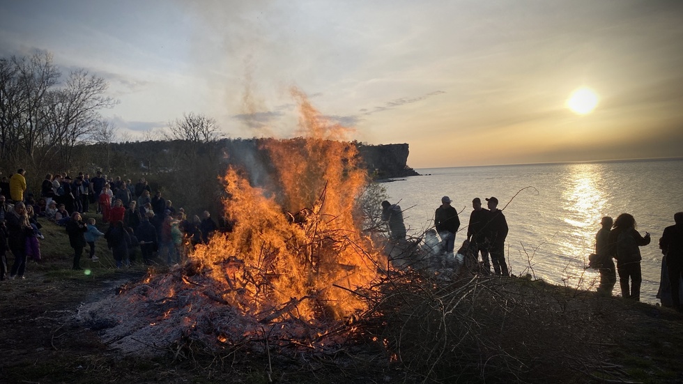 Gotlänningarna hälsade våren med brasor och musik