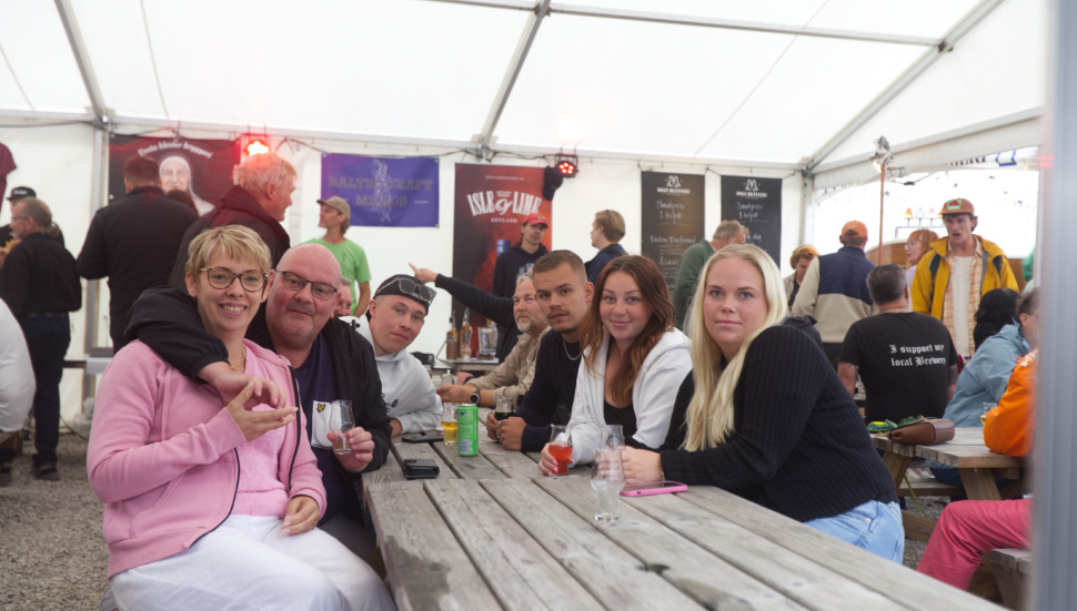 Öl lockade festivalbesökarna – trots regn