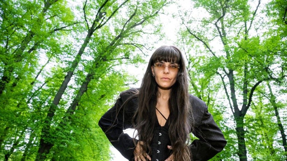 Cleo låter det mörka bli musik