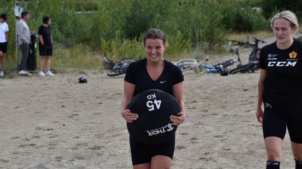 AIK–backen försvarade titeln i Kattas Trophy – lyfte pokalen i regnet ...