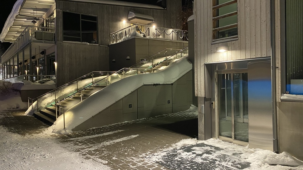 Personer satt fast i smällkall hiss – i över en timme