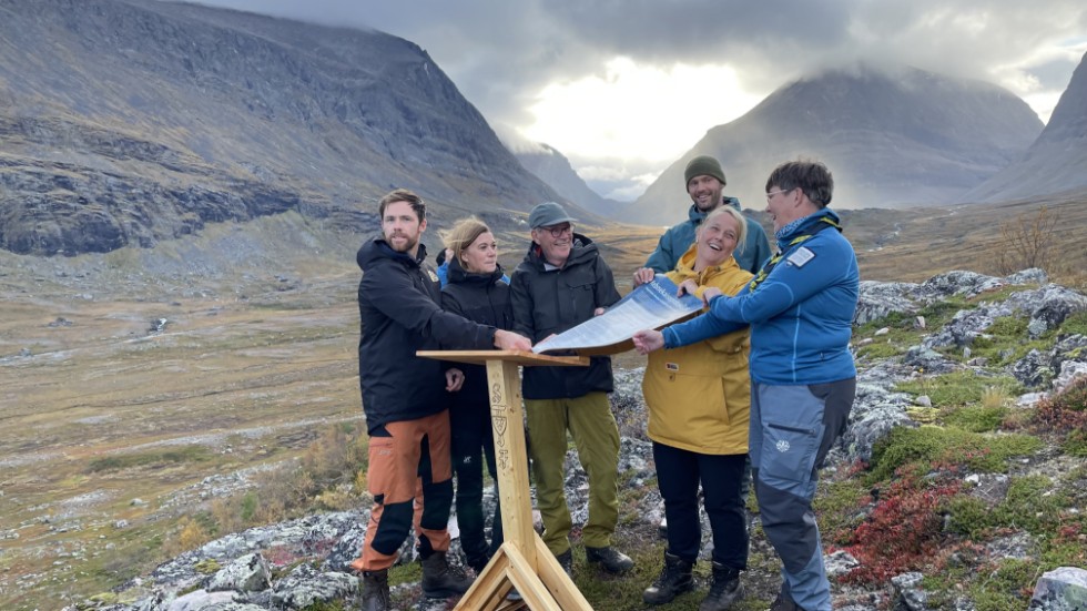 Här skriver de på klimatprotokollet: "Känns mäktigt"