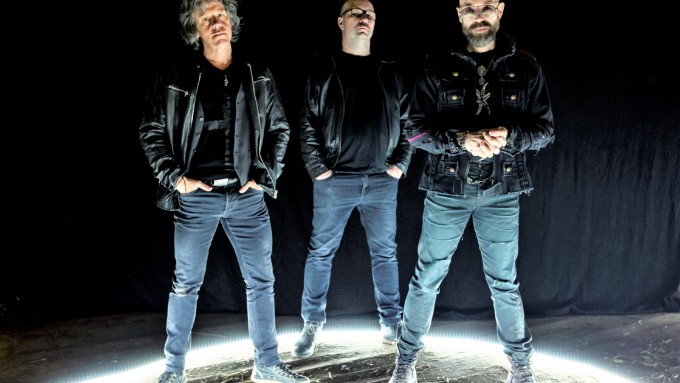 Tuff trio albumdebuterar med riffig rock • ”Ger utrymme för varje ...
