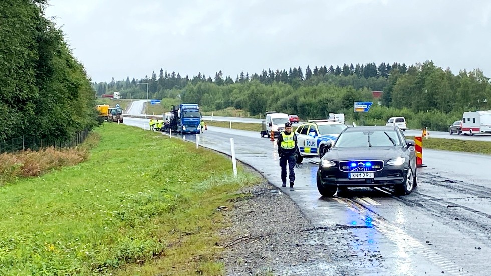 En person till sjukhus efter lastbilskrock på E4