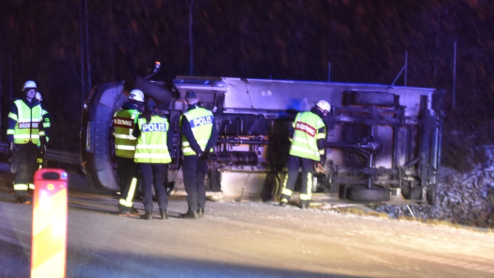 Lastbil välte på E4 – mycket halt på vägarna