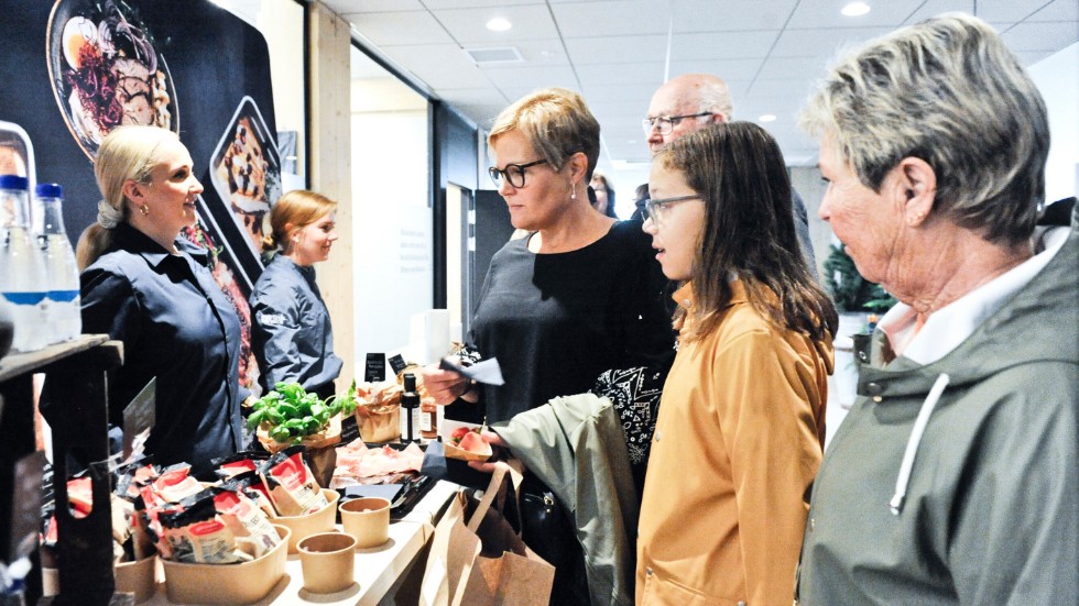 Premiären av matmarknaden lockade många besökare