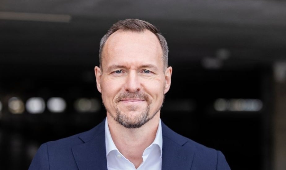 100 meter kö vid elektronikjättens invigning i Linköping