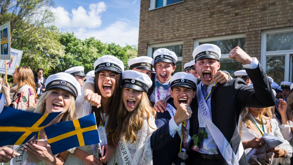 BILDERNA: Studentflak och utspring – ta del av glädjen