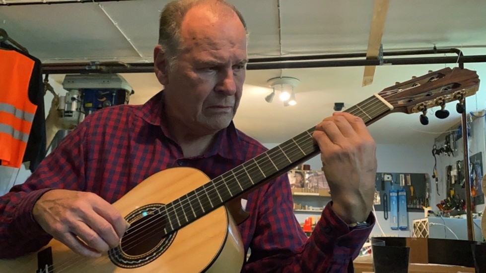Anders har fastnat för gitarrer – nu bygger han egna