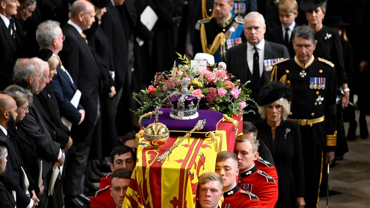 Drottning Elizabeth förd till sista vilan