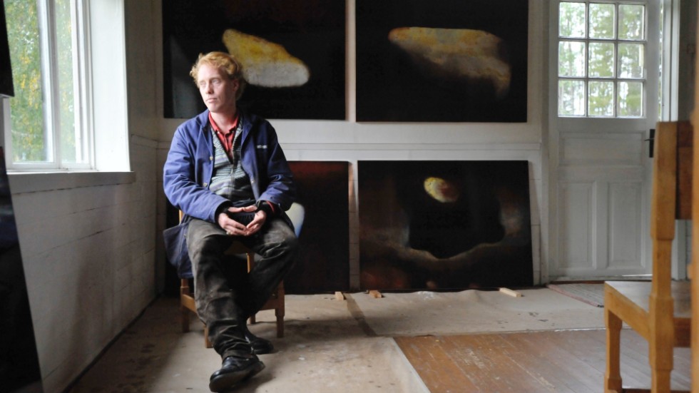 Isak Hall skapar brinnande rymdvärldar i Röjnorets skog