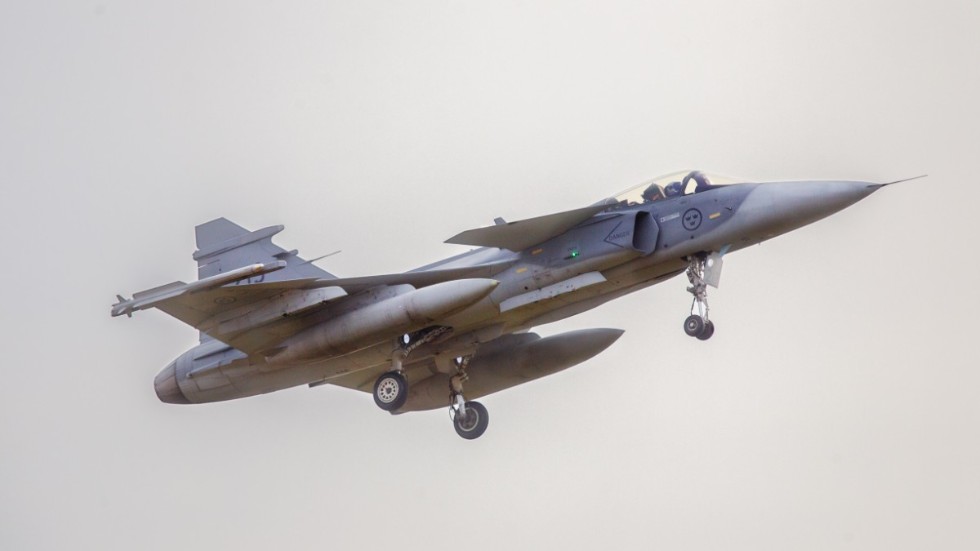 DEBATT: Basera stridsflyg permanent i Uppsala