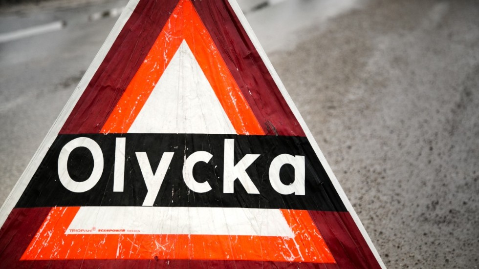 Uppdaterad 11.30 • Lastbil med släp har kört i diket i Buttle • Vägen ...