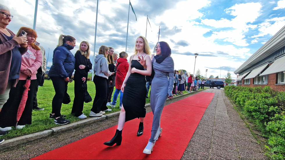 Bildextra: studenter på bal i Pajala