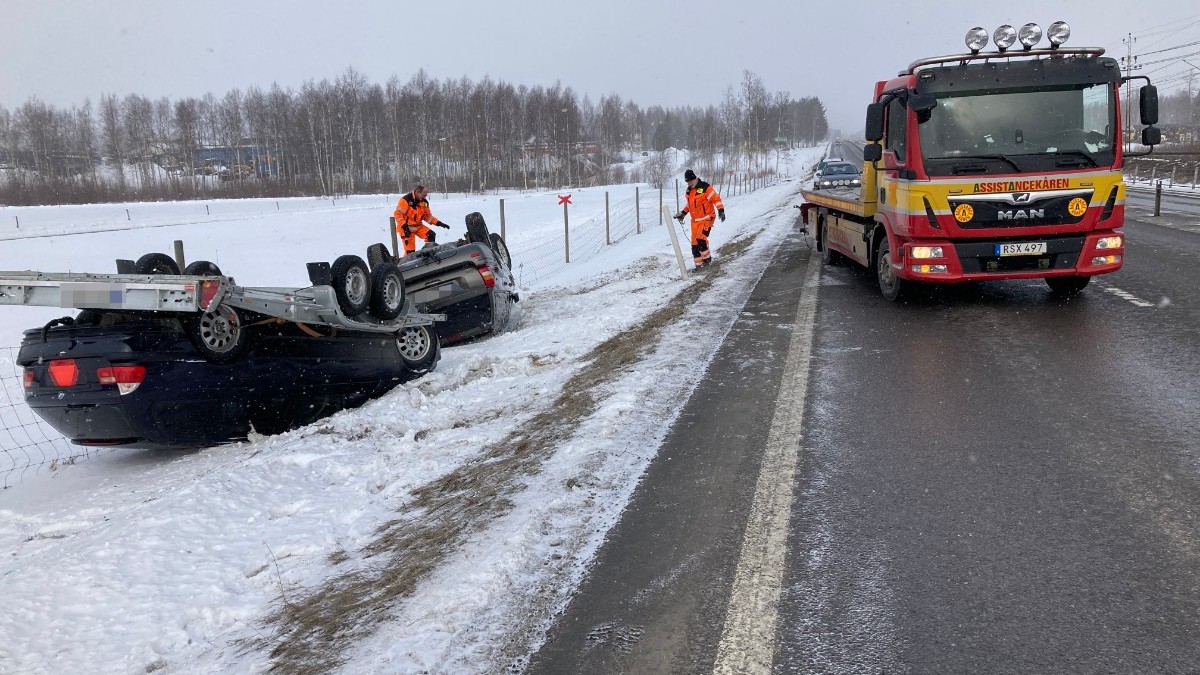 Trafikolycka Vid Travbanan I Boden En Bil Med Släp Har Voltat